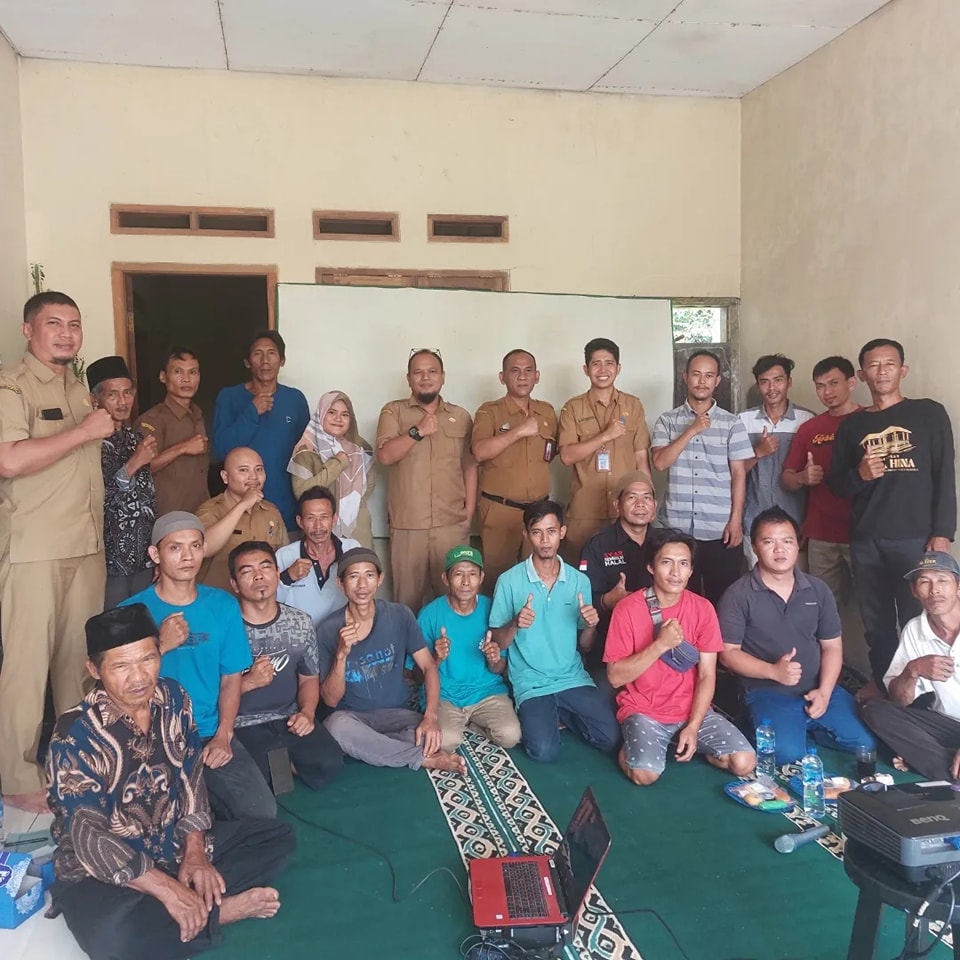 BIMBINGAN TEKNIS PENGOLAHAN PAKAN TERNAK SILASE DESA CIAKAR KECAMATAN ...